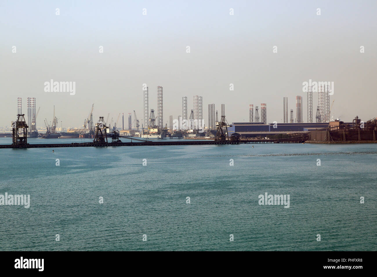 Oil rig middle east hi-res stock photography and images - Alamy