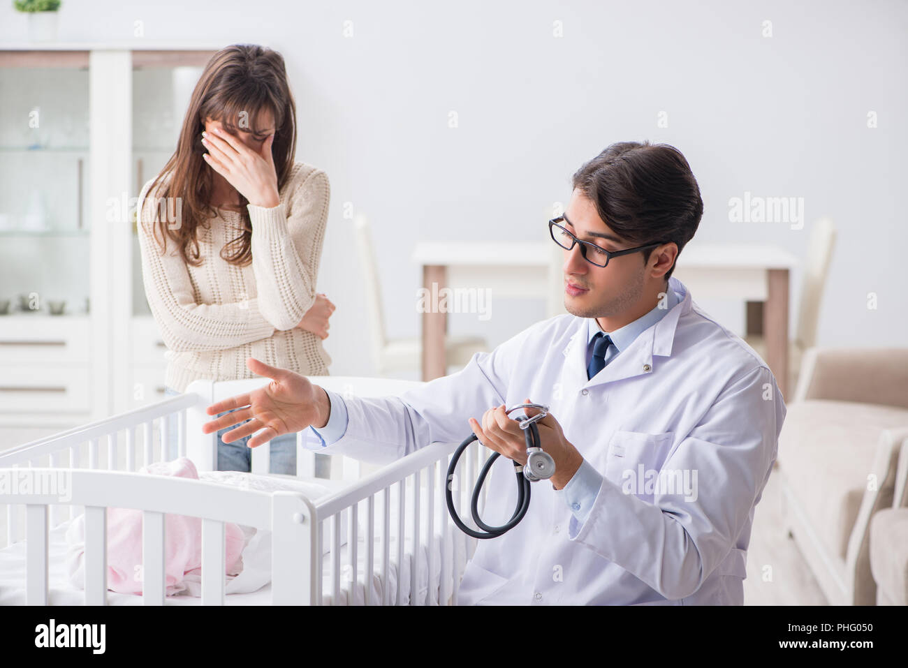 Doctor explaining to young mother Stock Photo - Alamy
