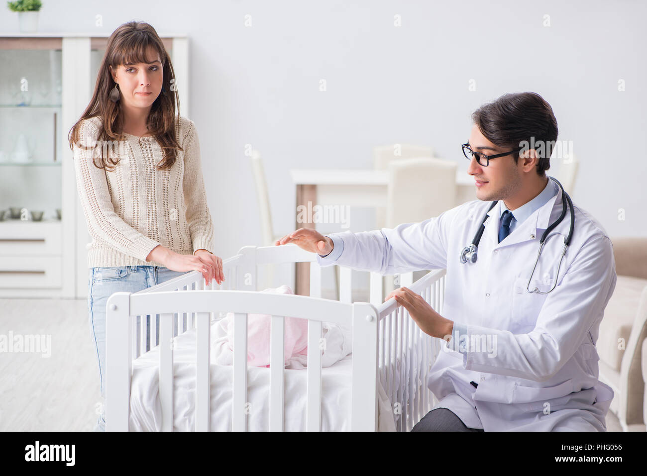 Doctor explaining to young mother Stock Photo - Alamy