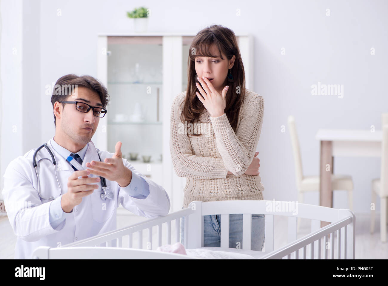 Doctor explaining to young mother Stock Photo - Alamy