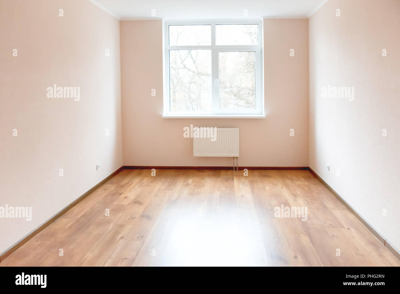 Empty room with window hi-res stock photography and images - Alamy