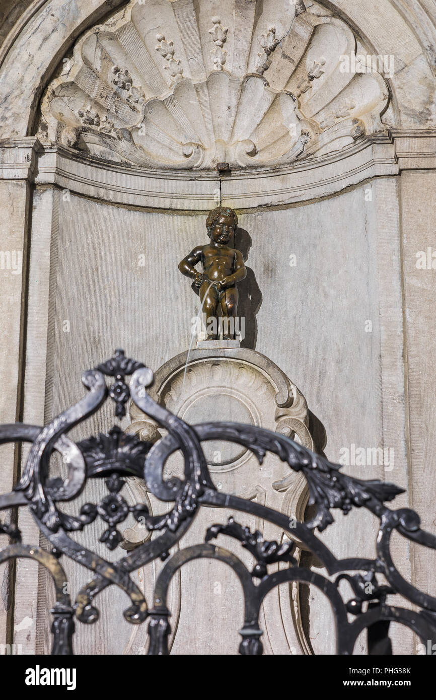 Pissing Boy statue (Manneken Pis) in Brussels Belgium Stock Photo - Alamy