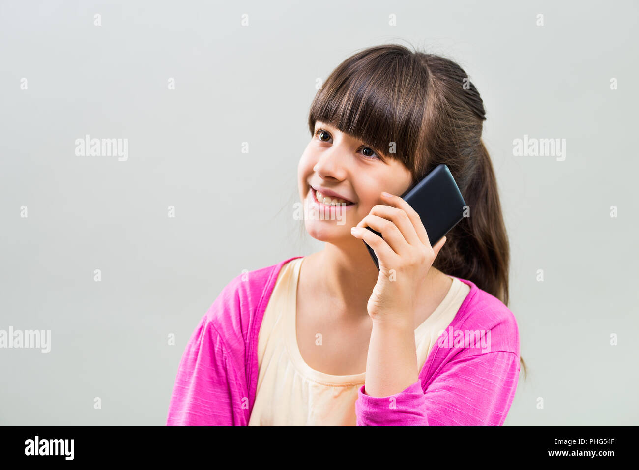 Little girl using mobile phone Stock Photo - Alamy