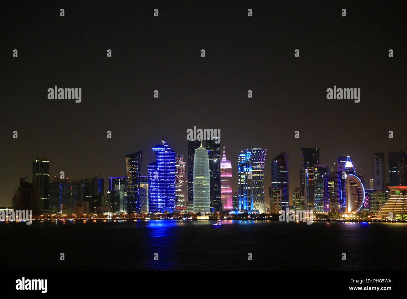 Katar, Doha, Skyline at night Stock Photo - Alamy