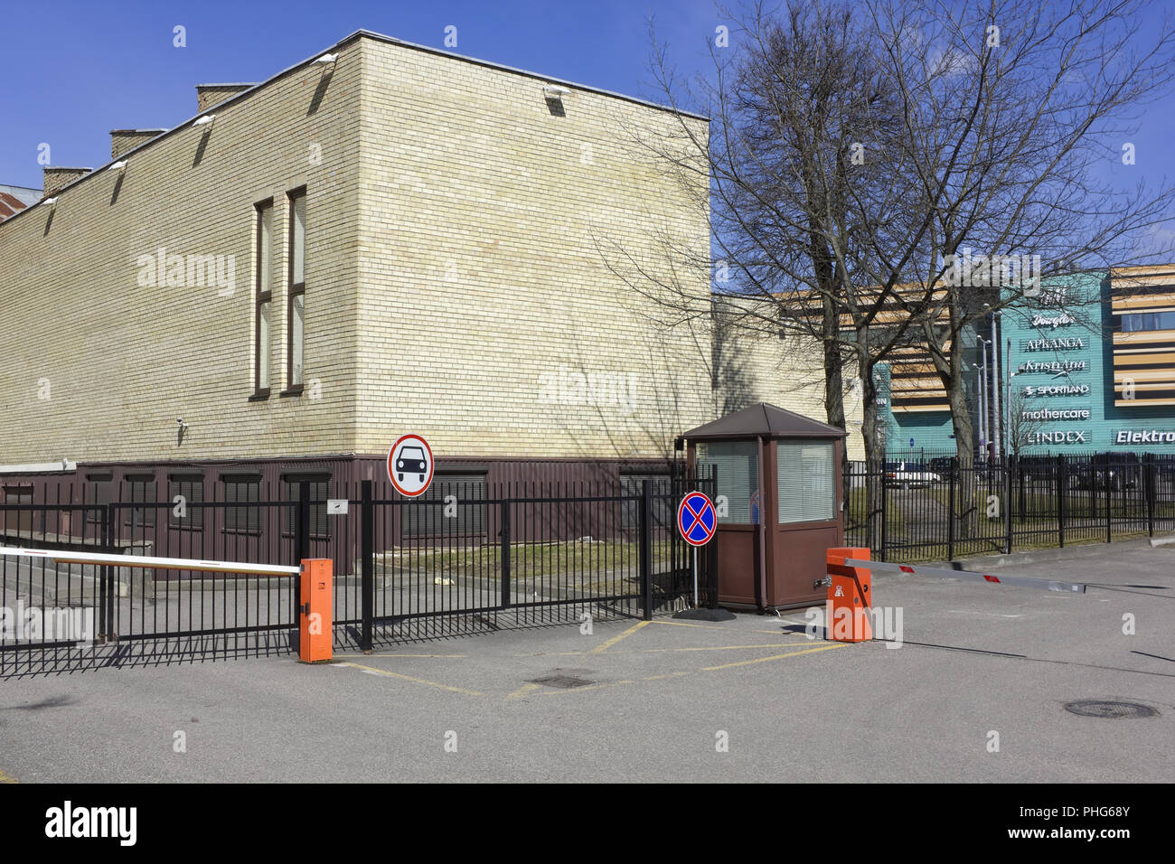 Empty car parking Stock Photo - Alamy