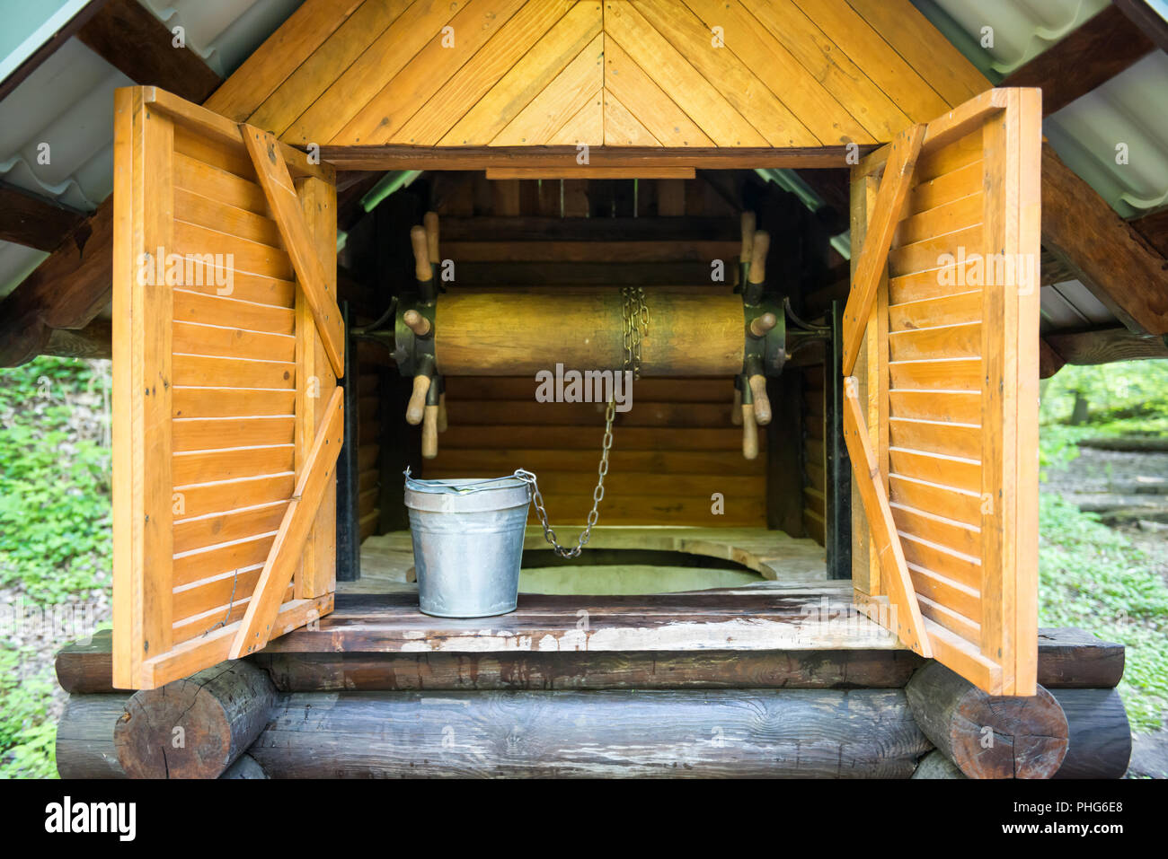 Old wooden well with bucket Stock Photo - Alamy