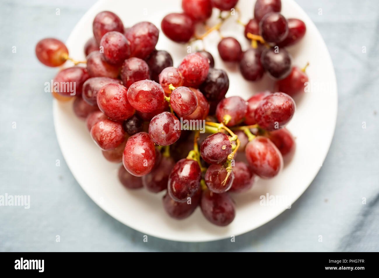 Grapes grape pink plate food hi-res stock photography and images - Alamy