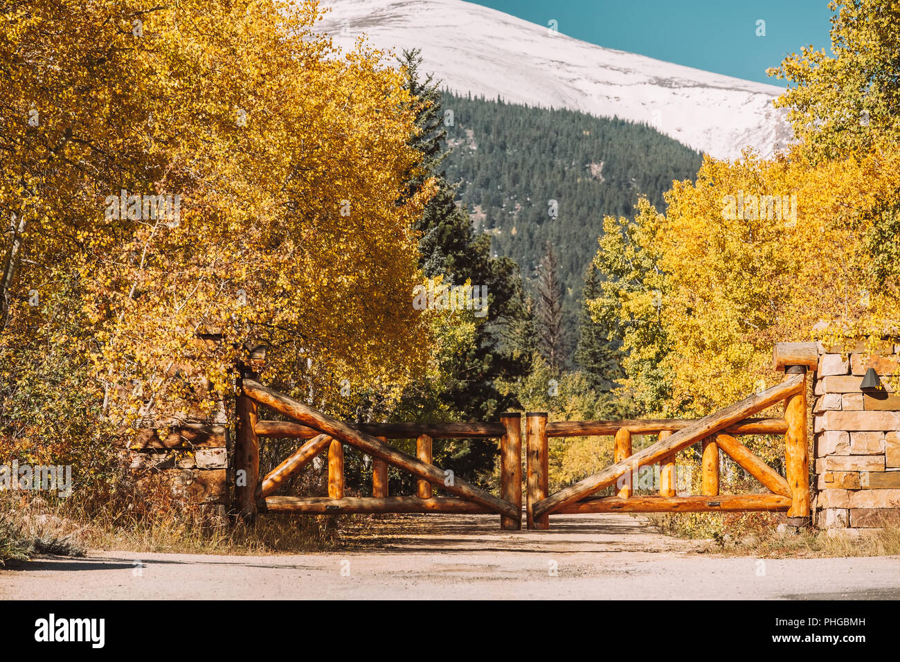 Rustic gate made of logs on unpaved road Stock Photo - Alamy