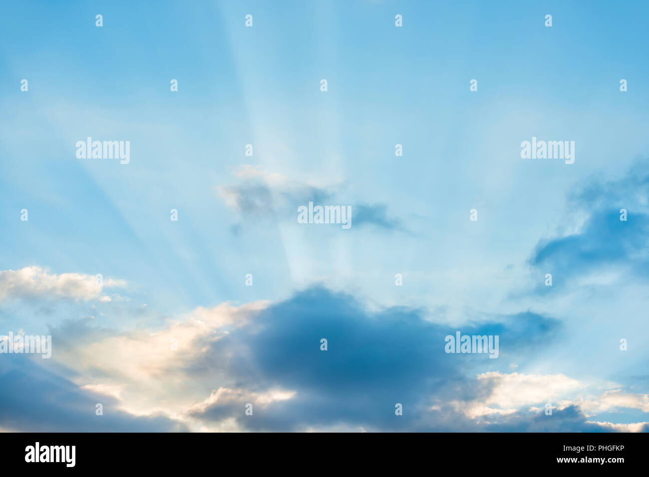 Sun rays shining through cloud Stock Photo - Alamy