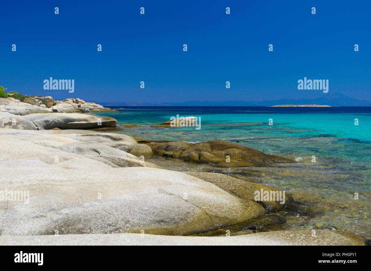 Rocks on the shore hi-res stock photography and images - Alamy