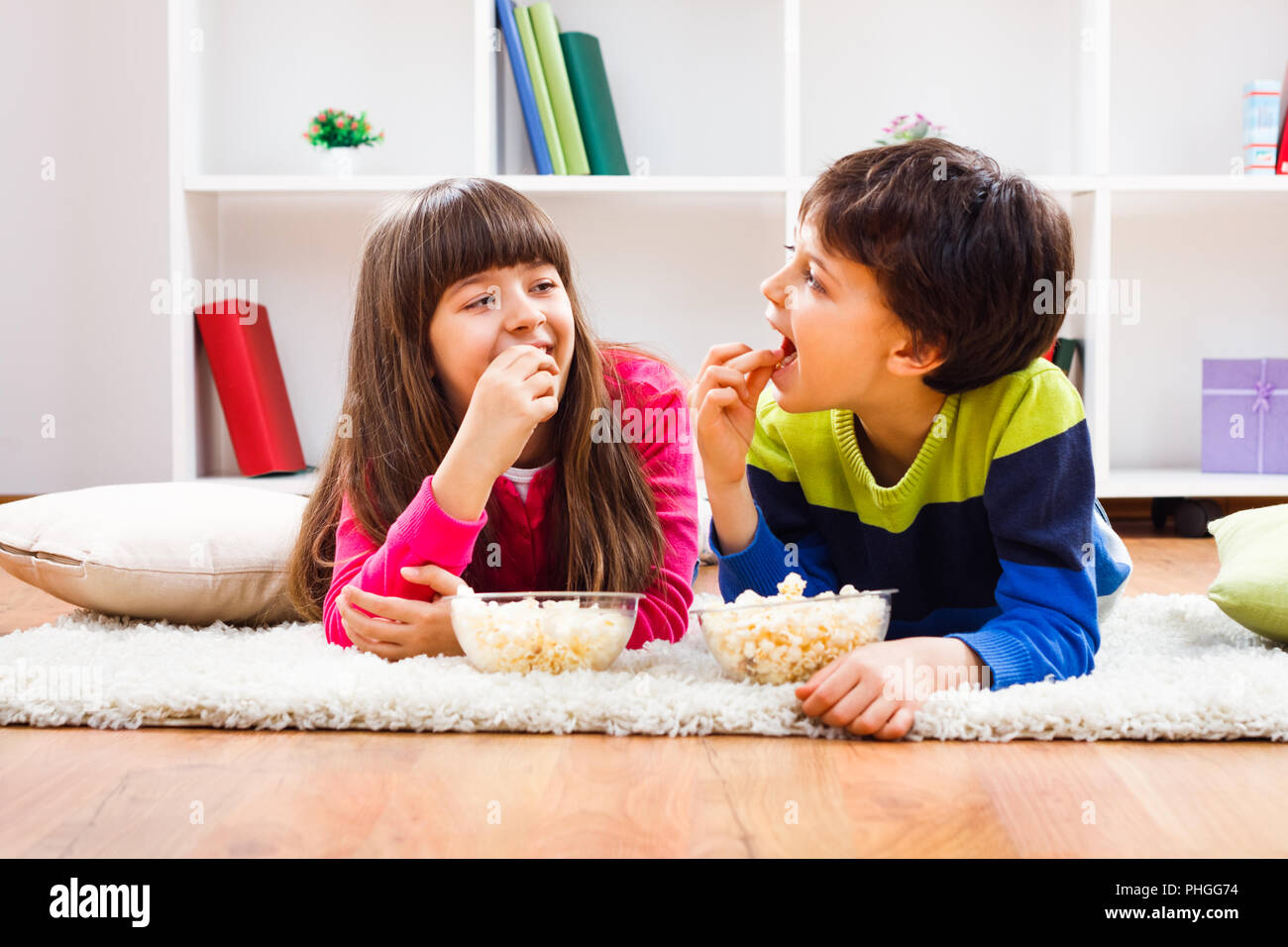 Children eating popcorn hi-res stock photography and images - Alamy