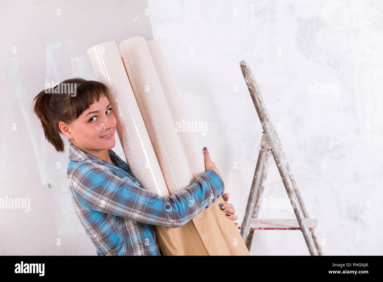 Pretty woman with wallpapers going to repair house Stock Photo - Alamy