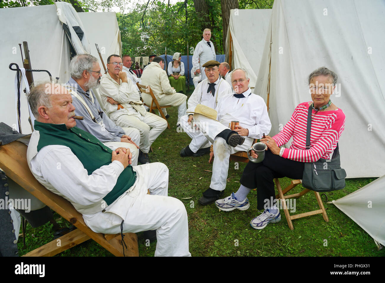 Royal navy gun crew hi-res stock photography and images - Alamy