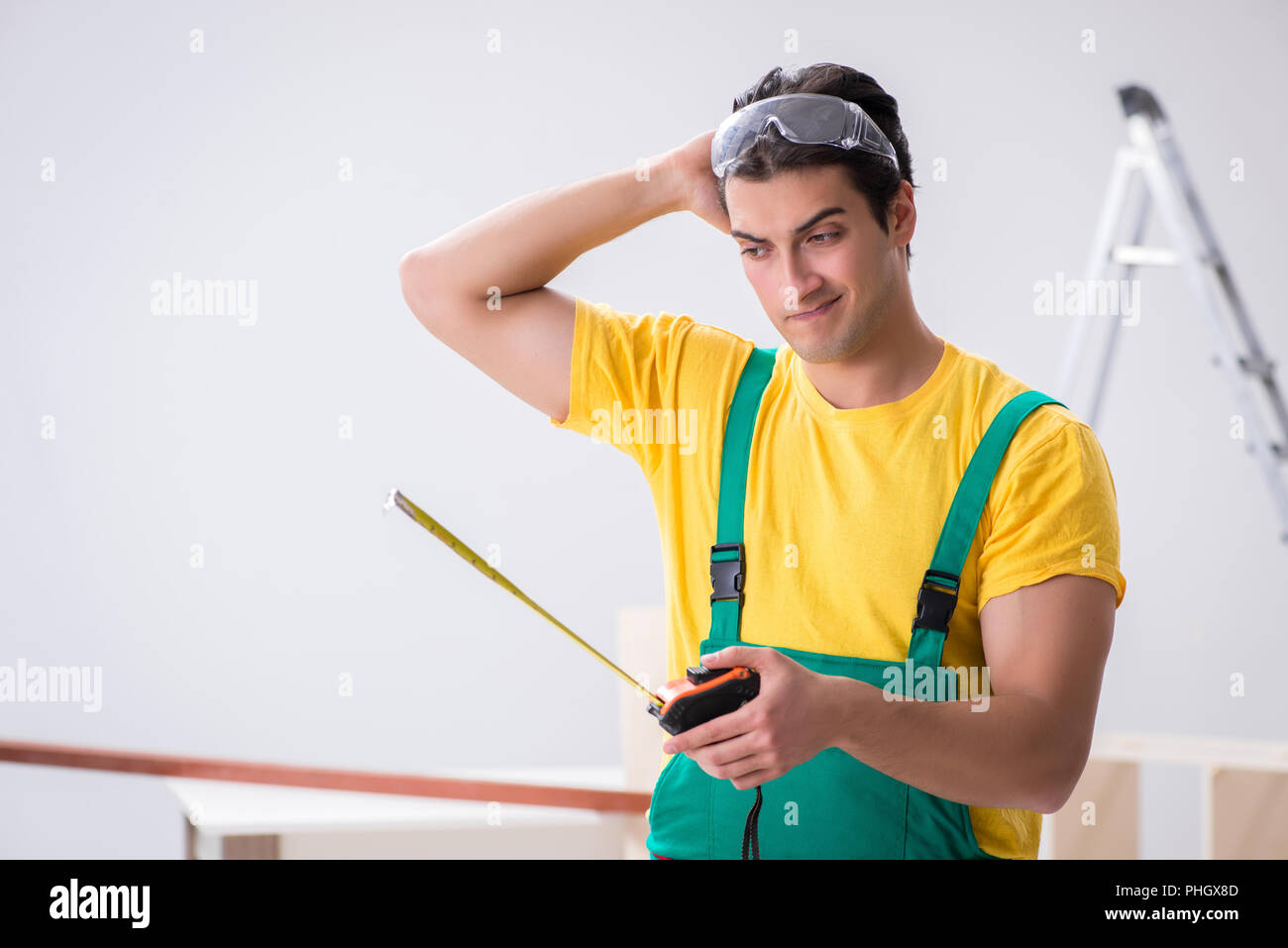 Construction worker working on contractor site Stock Photo - Alamy