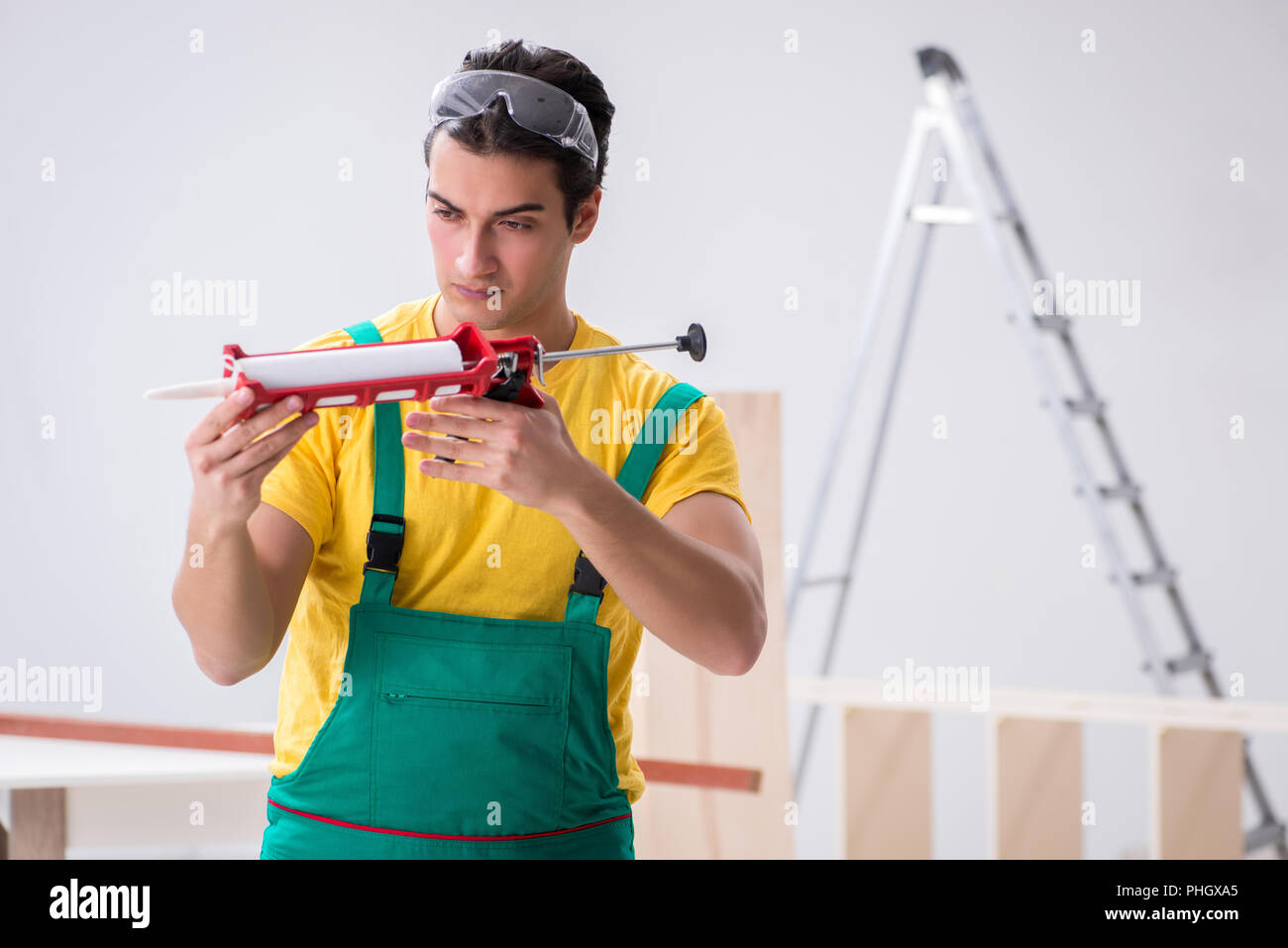 Construction worker working on contractor site Stock Photo - Alamy