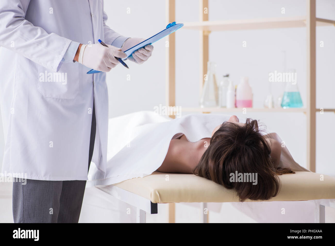 Police coroner examining dead body corpse in morgue Stock Photo - Alamy