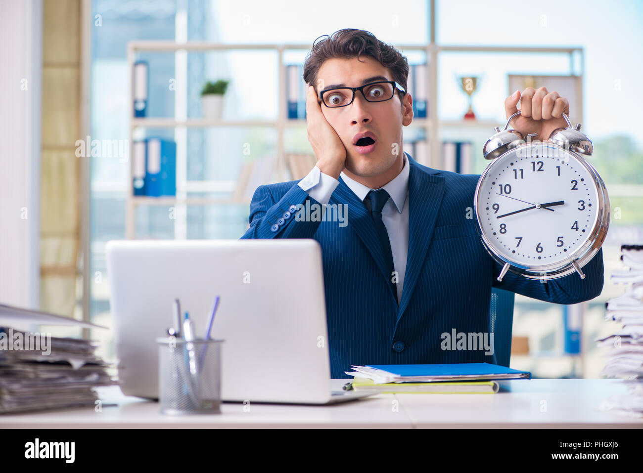 Meet under the clock hi-res stock photography and images - Alamy