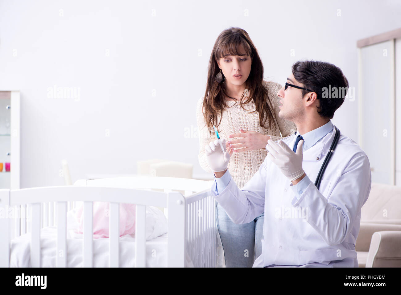 Doctor explaining to young mother Stock Photo - Alamy