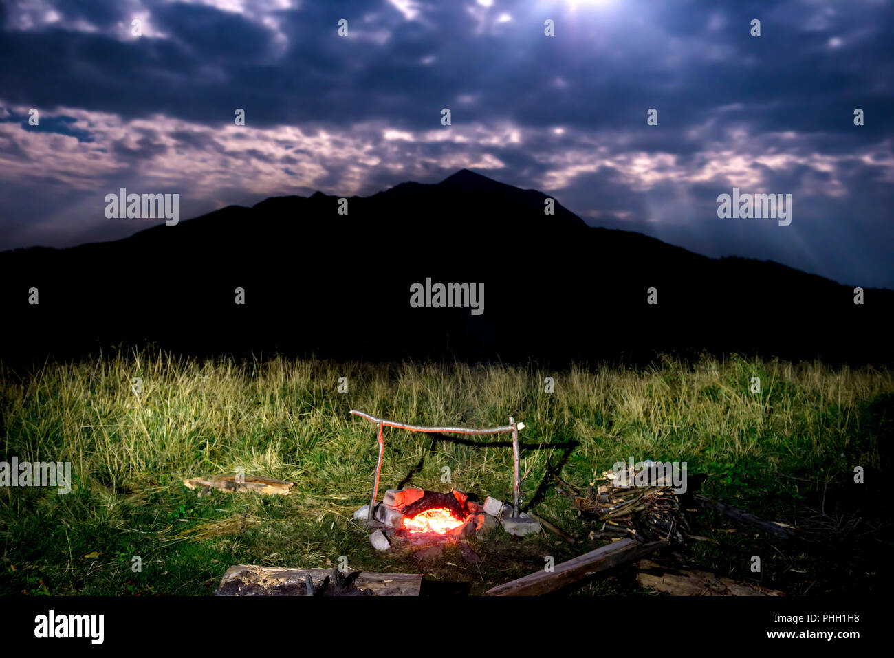 Campfire field hi-res stock photography and images - Alamy