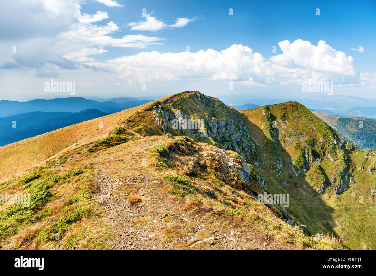 Yellow grass mountain hi-res stock photography and images - Alamy