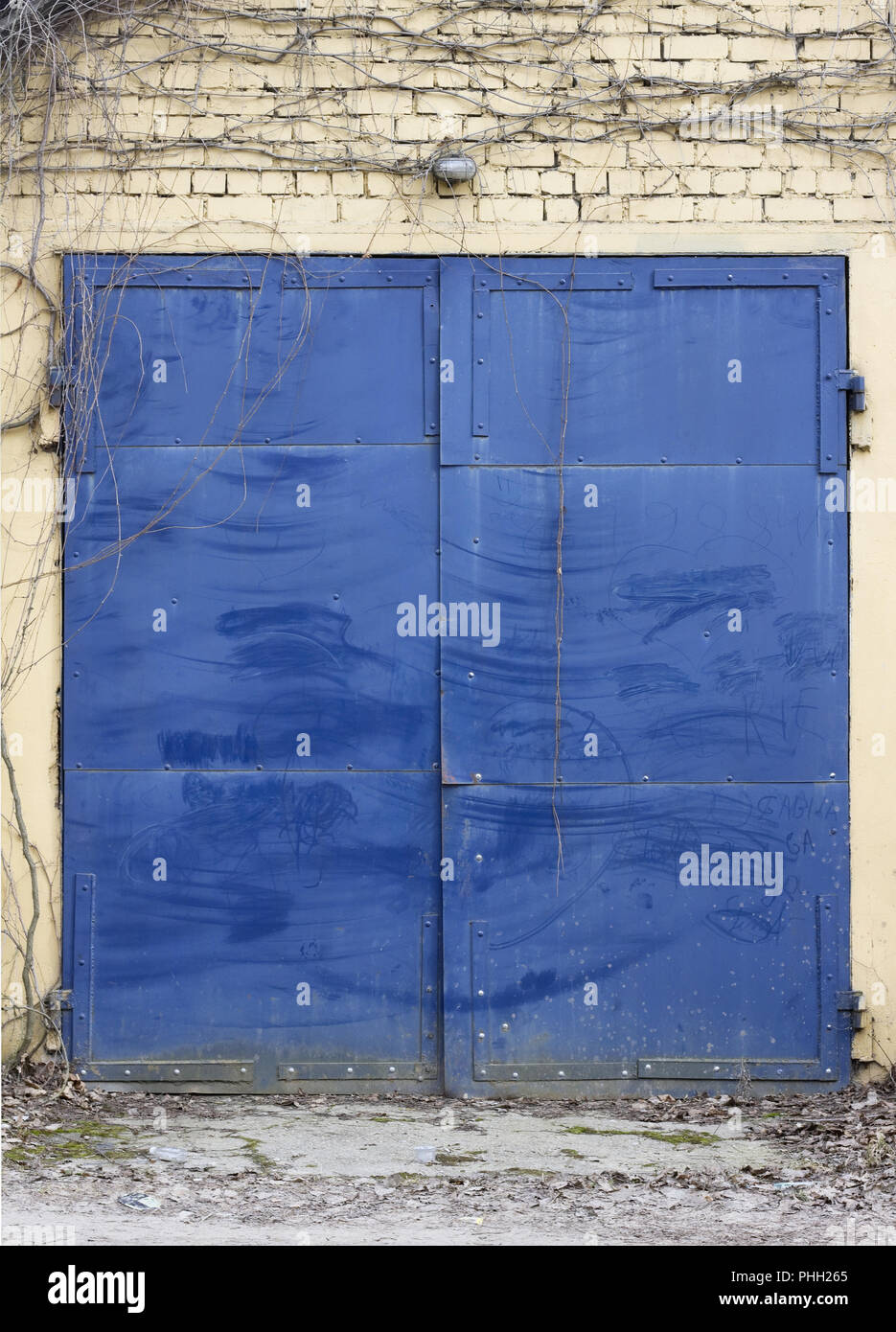 Locked gates hi-res stock photography and images - Alamy