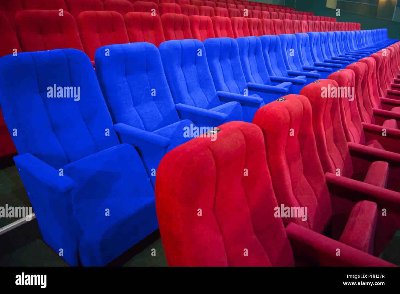 Row of theatre chairs hi-res stock photography and images - Alamy