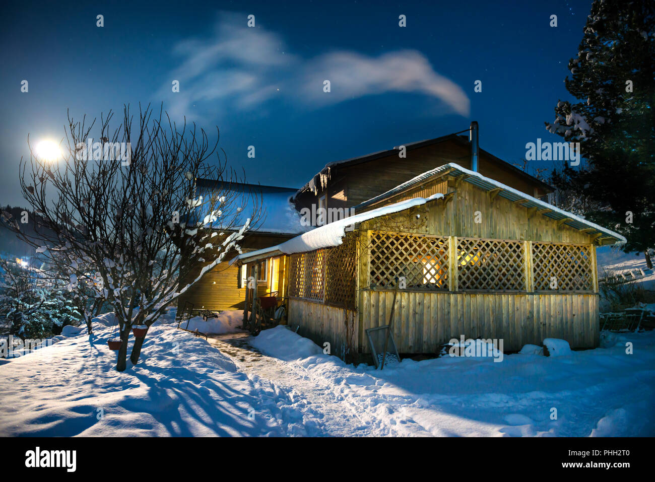 White house in snowfall hi-res stock photography and images - Alamy