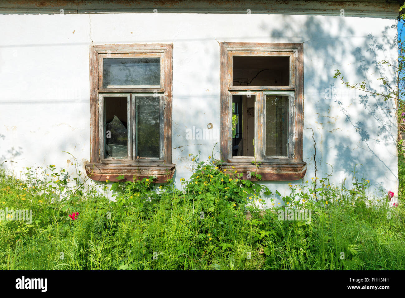 Windows in house architecture hi-res stock photography and images - Alamy