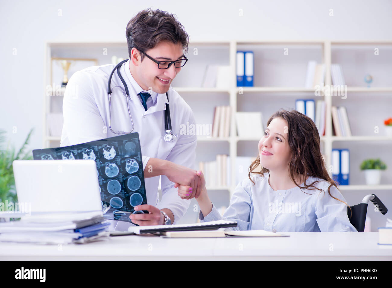Doctor explaining to patient results of x-ray imaging Stock Photo - Alamy