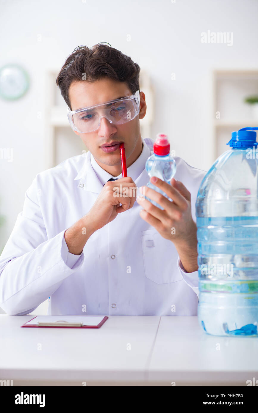 Lab assistant testing water quality Stock Photo - Alamy