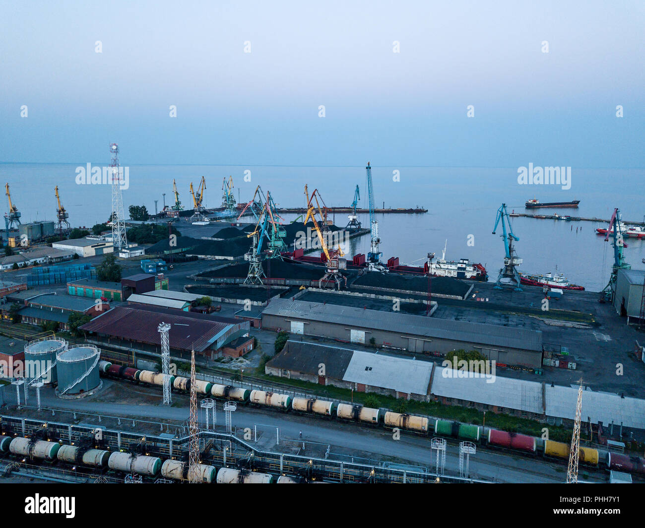 Horizontal view cranes loading hi-res stock photography and images - Alamy