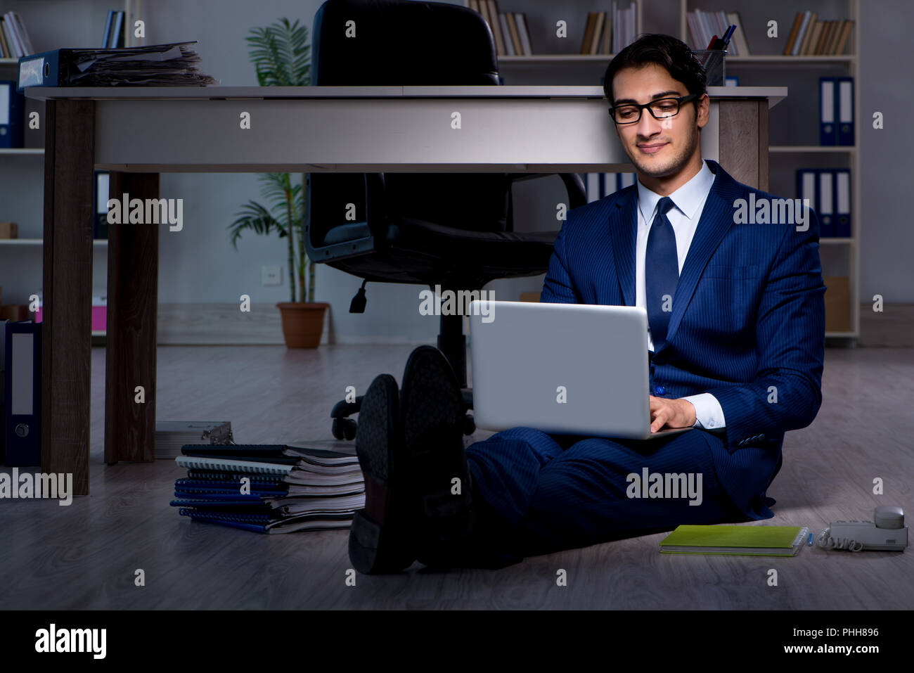 Working long hours in office hi-res stock photography and images - Alamy