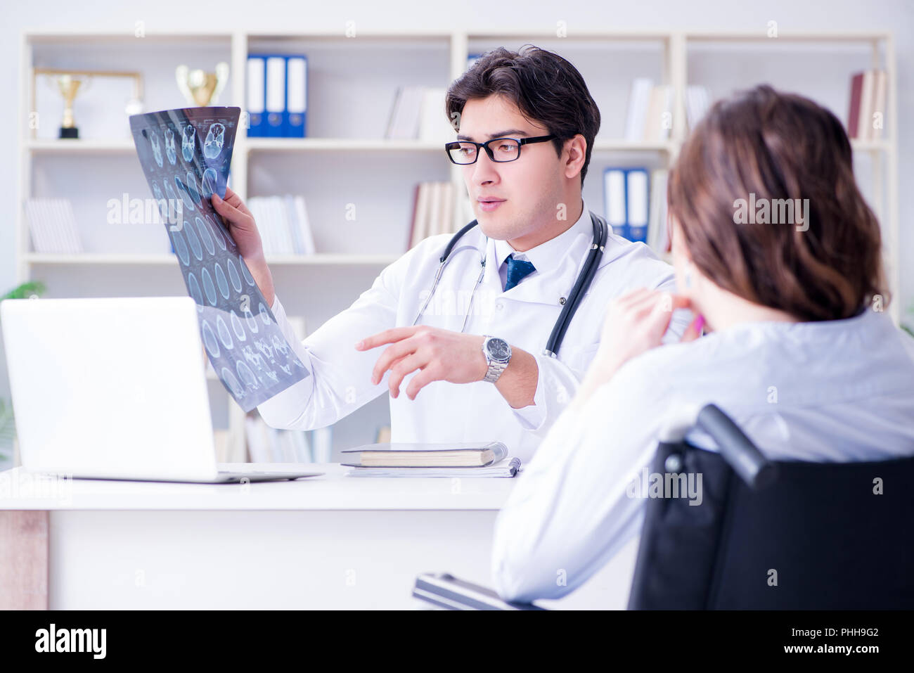 Doctor explaining to patient results of x-ray imaging Stock Photo - Alamy