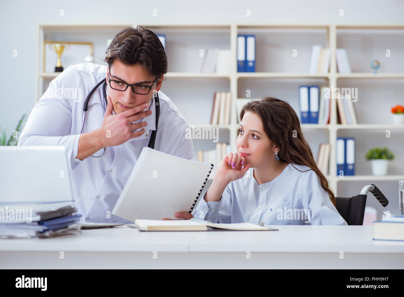 Female patient visiting male doctor for regular check-up in hosp Stock ...