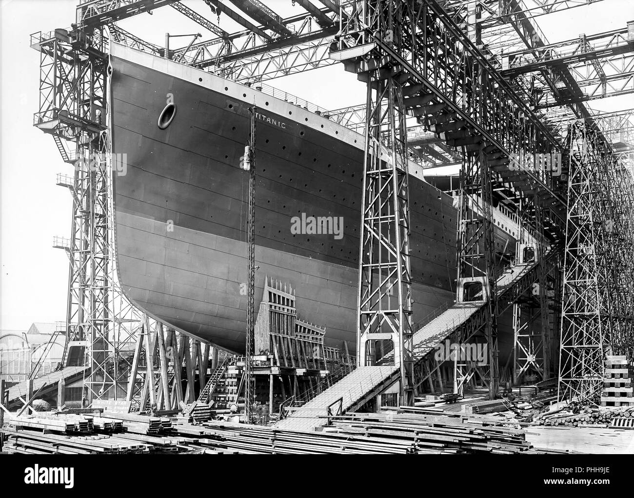 THE TITANIC IN THE BELFAST SHIPYARD Stock Photo - Alamy