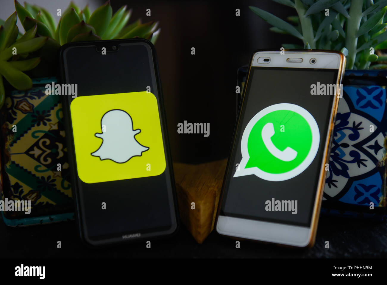 Snapchat and whatsapp hi-res stock photography and images - Alamy