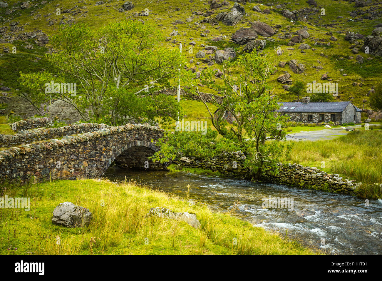 Small stone traditional bridge in Snowdonia National Park in Wa Stock ...