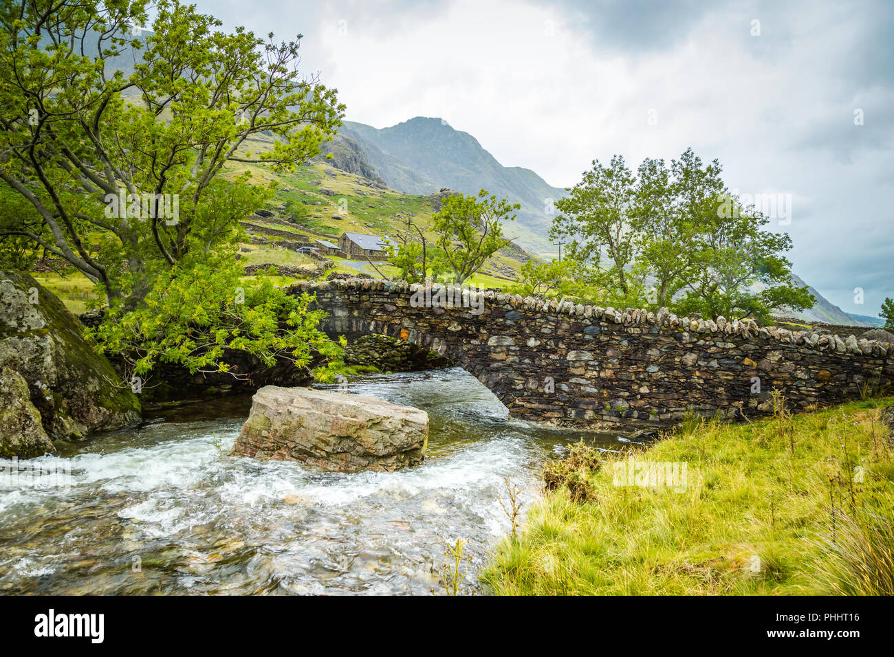 Small stone traditional bridge in Snowdonia National Park in Wa Stock ...