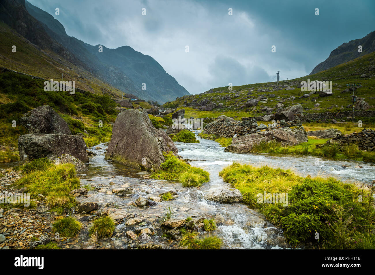 Small stone traditional bridge in Snowdonia National Park in Wa Stock ...