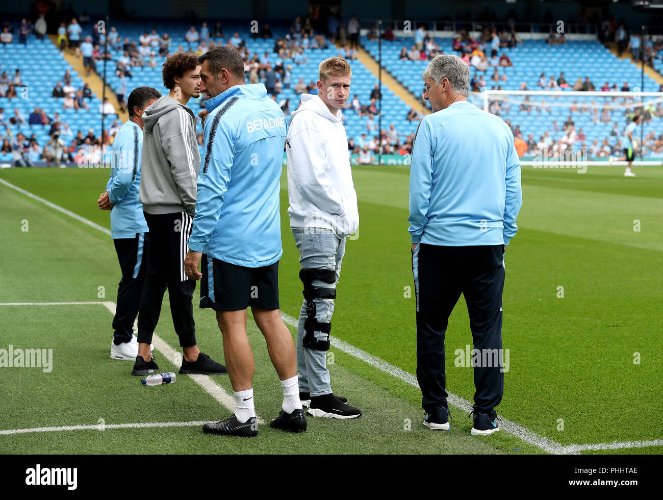Manchester City's Kevin De Bruyne (centre) with co-assistant coach ...