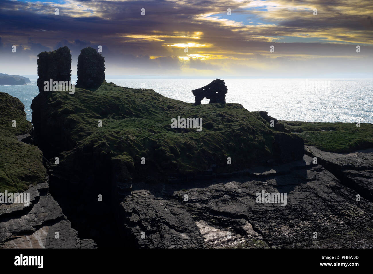 Irish castle on edge of cliff hi-res stock photography and images - Alamy
