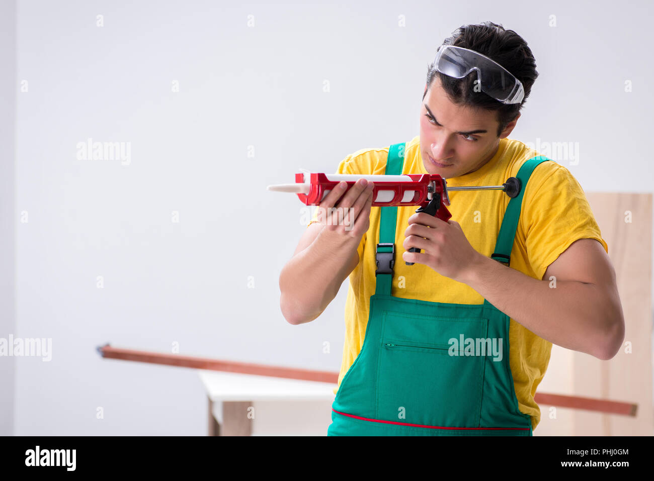 Construction worker working on contractor site Stock Photo - Alamy
