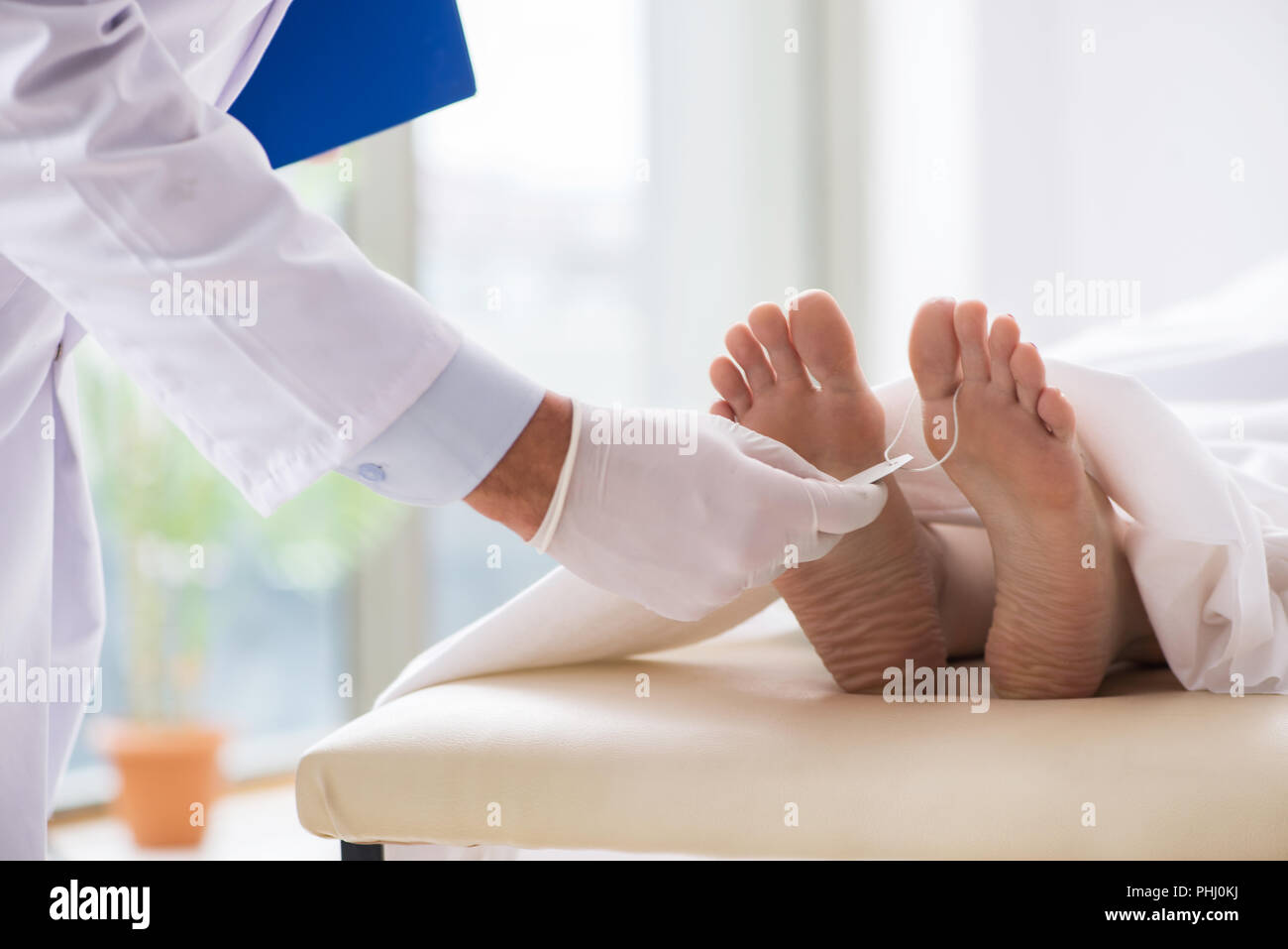 Police coroner examining dead body corpse in morgue Stock Photo - Alamy