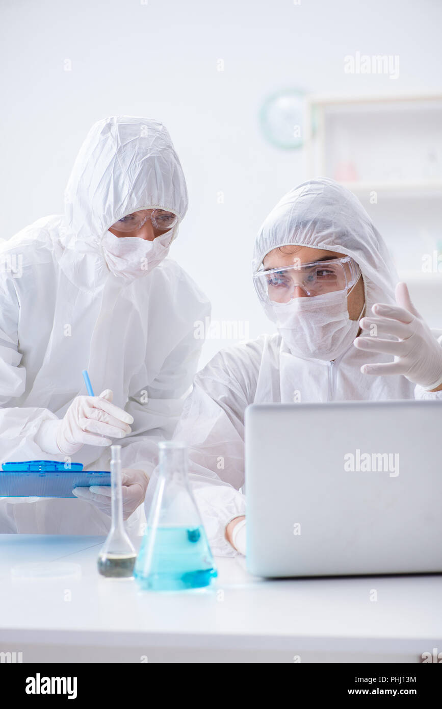 Two scientists working in the chemical lab Stock Photo - Alamy