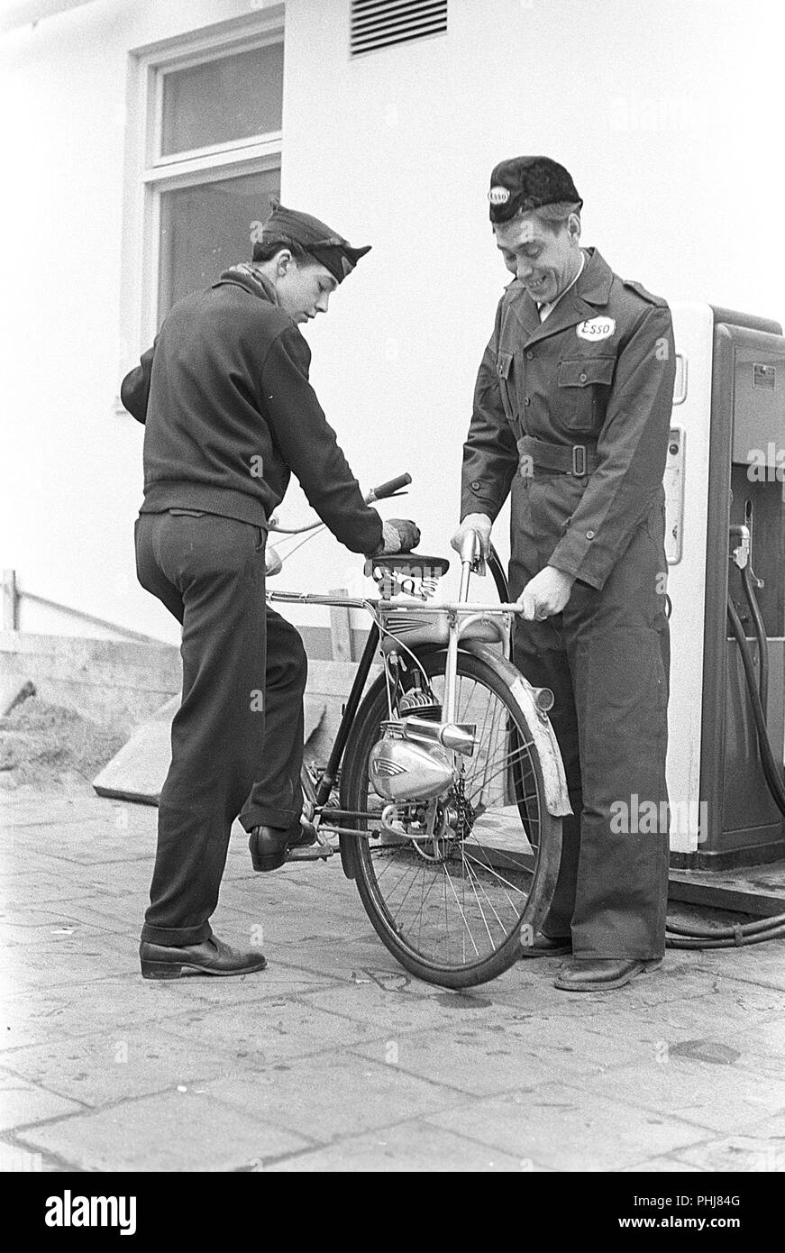1950s Bicycle Man Stock Photos & 1950s Bicycle Man Stock Images - Alamy