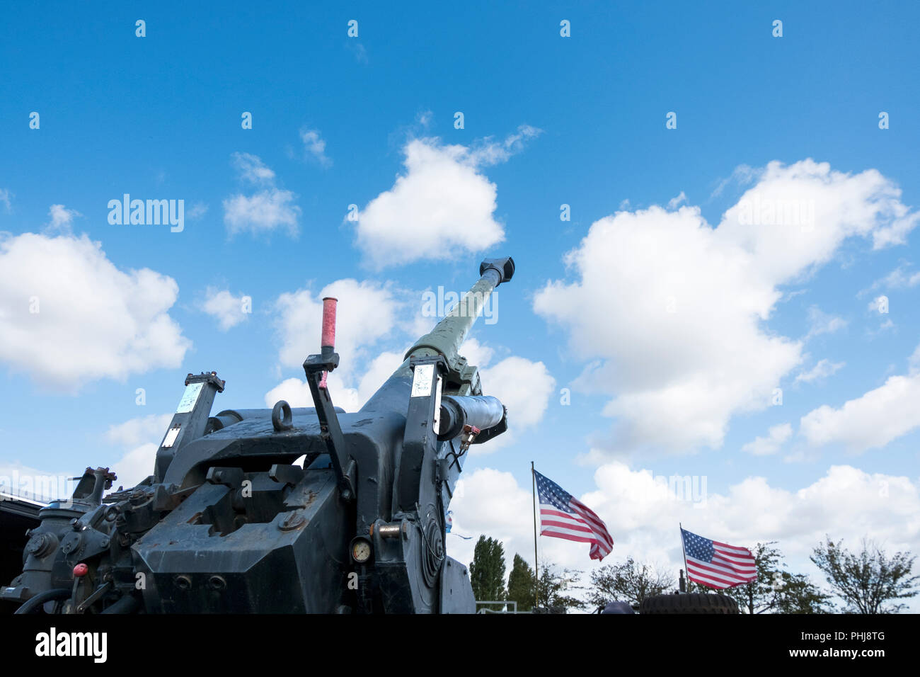 Large calibre artillery piece in firing position Stock Photo - Alamy