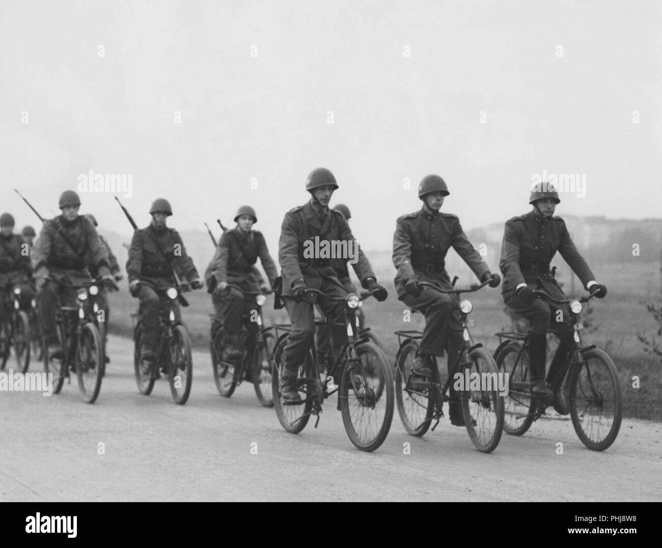 Military uniform 1940s hi-res stock photography and images - Alamy