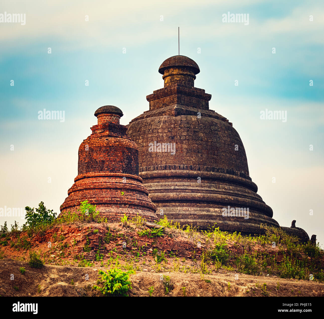 Mrauk u buddha hi-res stock photography and images - Alamy