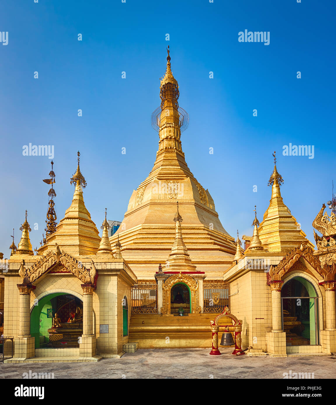 Sule Pagoda in Yangon Stock Photo - Alamy
