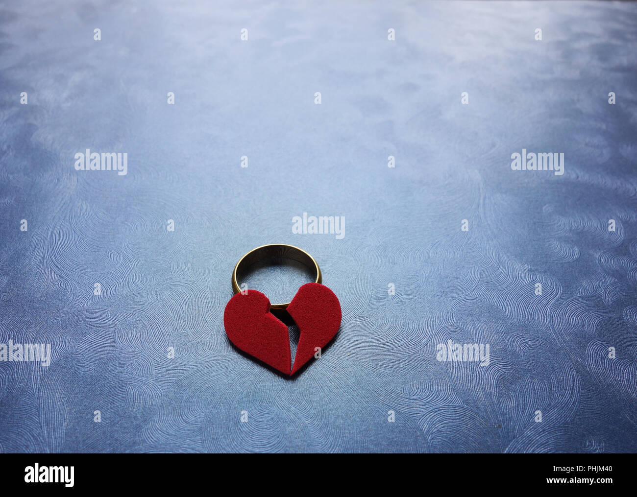 Broken wedding ring hi-res stock photography and images - Alamy